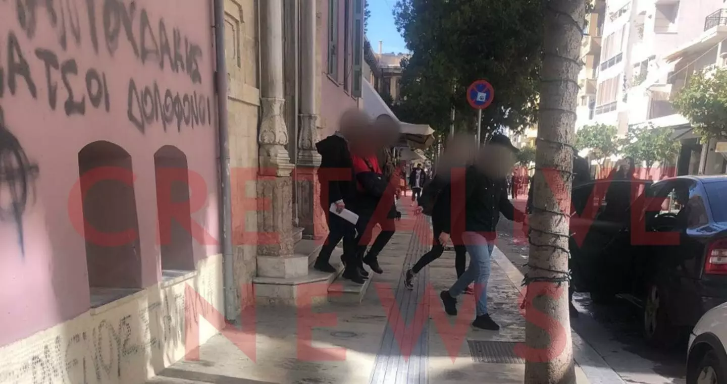 Ελεύθερος με περιοριστικούς όρους ο λιμενικός - «Παρατυπίες και όχι ...